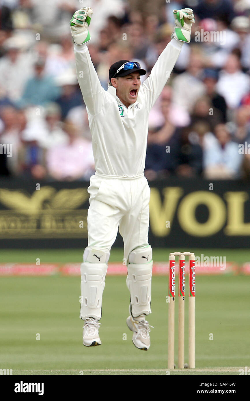 Wicket keeper springen -Fotos und -Bildmaterial in hoher Auflösung – Alamy