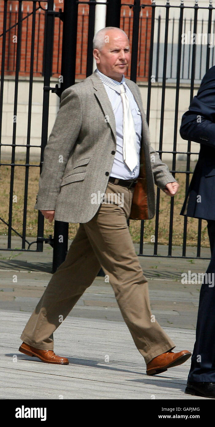 Terence Malachy Davison verlässt das Belfast Crown Court, Belfast, wo ...