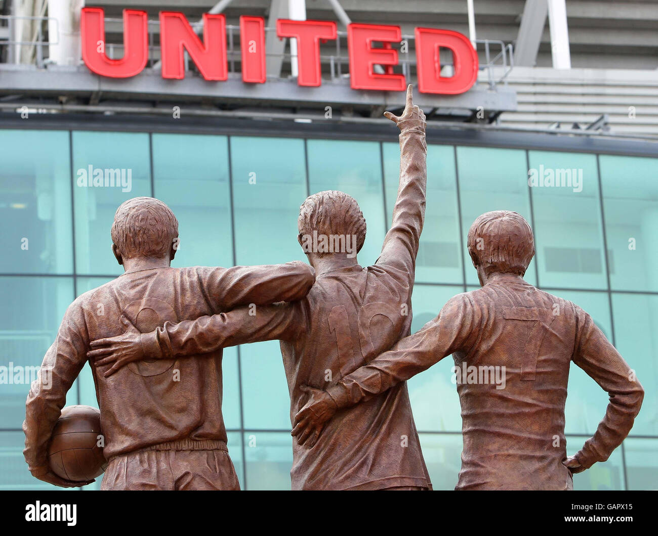Die neue Statue der „Holy Trinity“ von Manchester United wird im Old ...