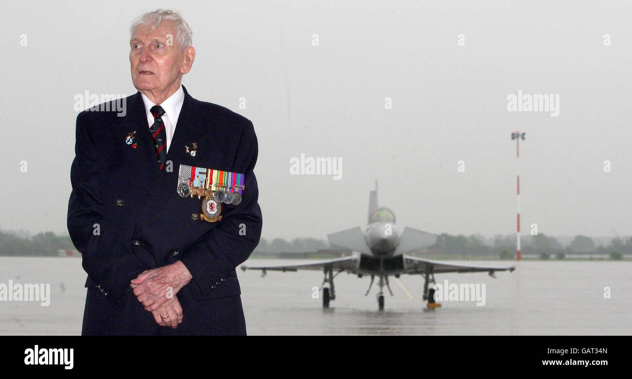Der 90-jährige RAF Veteran Squadron Leader Ian Blair DFM bei der ...