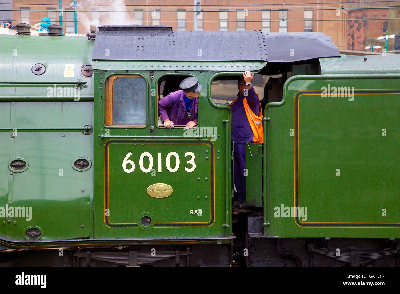 Lokführer & Feuerwehrmann in der Kabine von Steam train LNER A3 Klasse ...