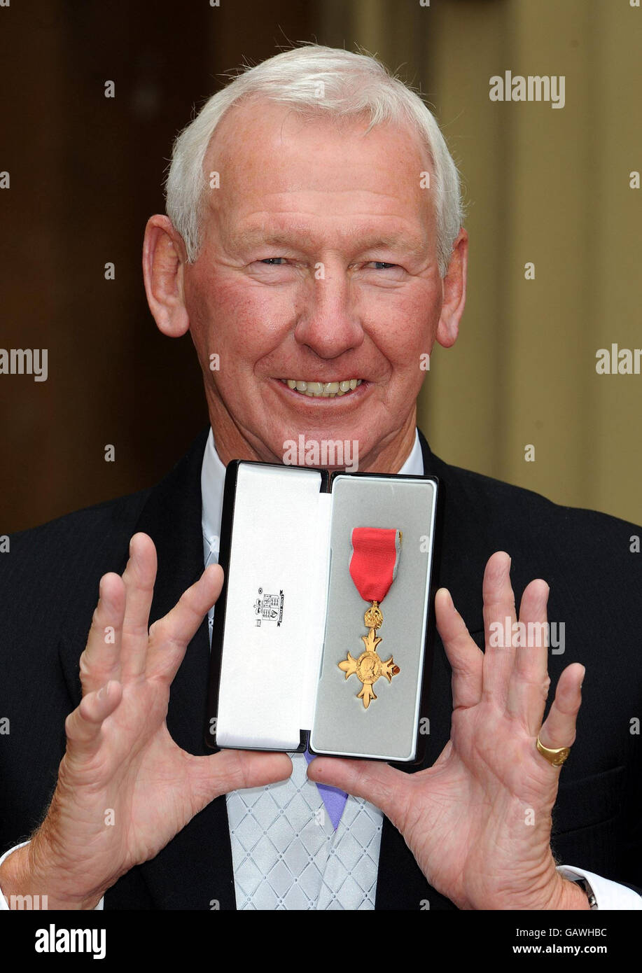 Receiving obe queen elizabeth ii buckingham palace -Fotos und ...