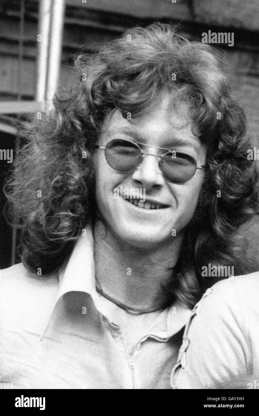 Organist Gordon Edwards von der Popgruppe Sunshine trägt seine Haare ...
