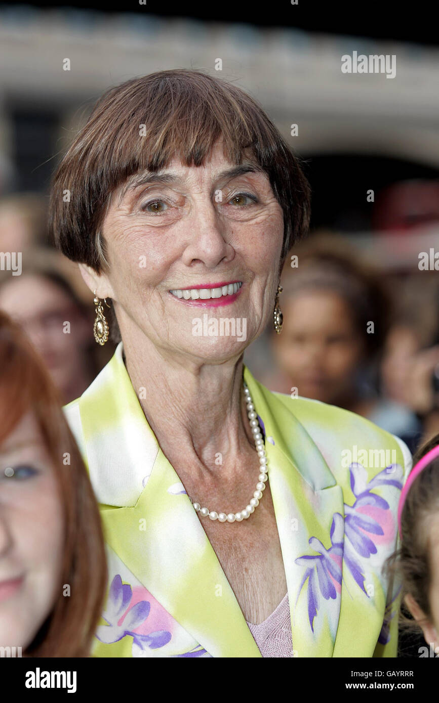June Brown kommt zur Premiere von Disney's High School Musical - Live ...