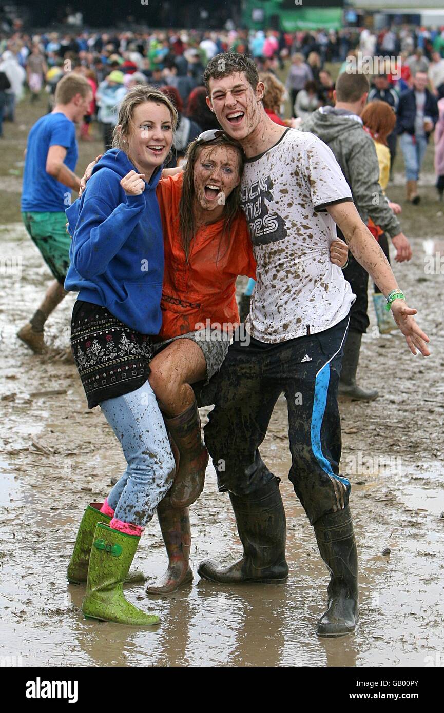 Festivalbesucher spielen im Schlamm während des Oxegen Festivals 2008 ...