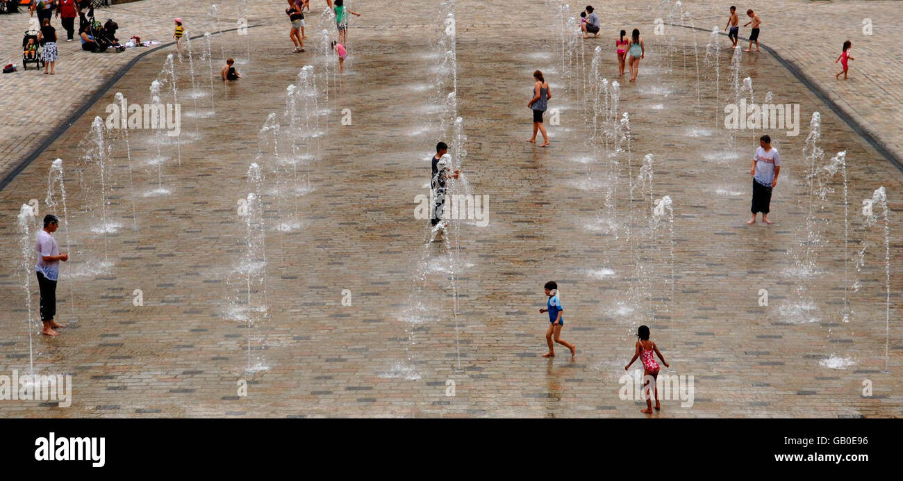 Bei heißem Wetter kühlen sich die Menschen in den Springbrunnen im ...