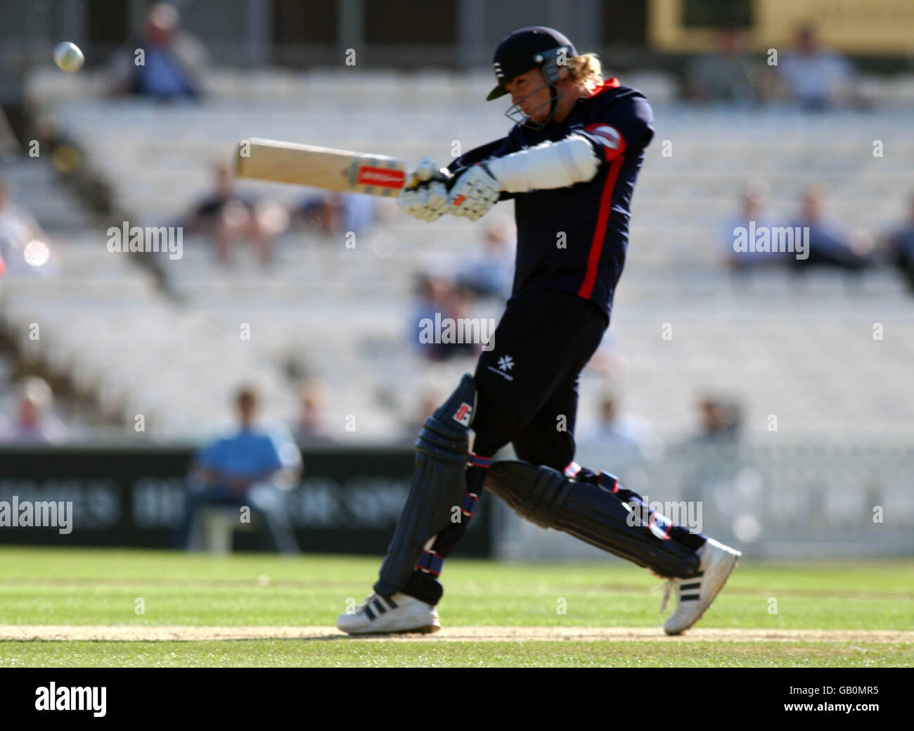 Middlesexs chad keegan trifft eine vier -Fotos und -Bildmaterial in ...