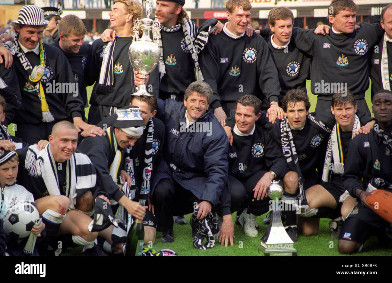 Kevin Keegan, Manager von Newcastle United, feiert mit seinem Team die ...