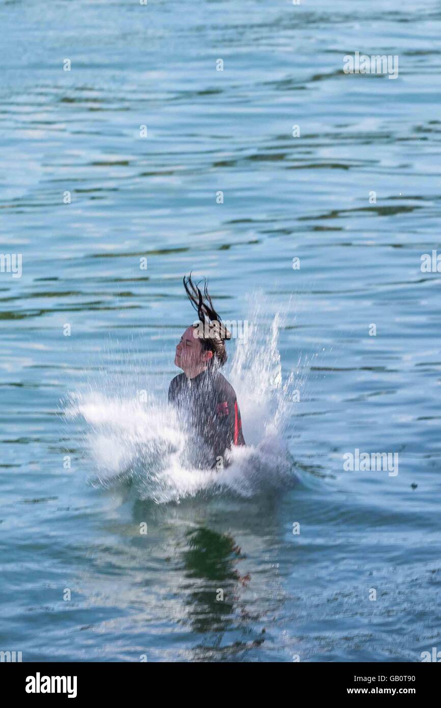 Mädchen ins wasser springen -Fotos und -Bildmaterial in hoher Auflösung ...