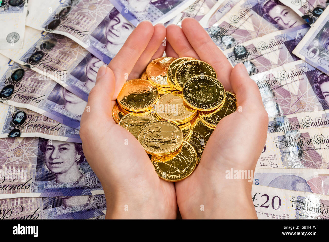 Weibliche Hände voll Gold. Hände Holdnig gold Münzen mit britischen ...