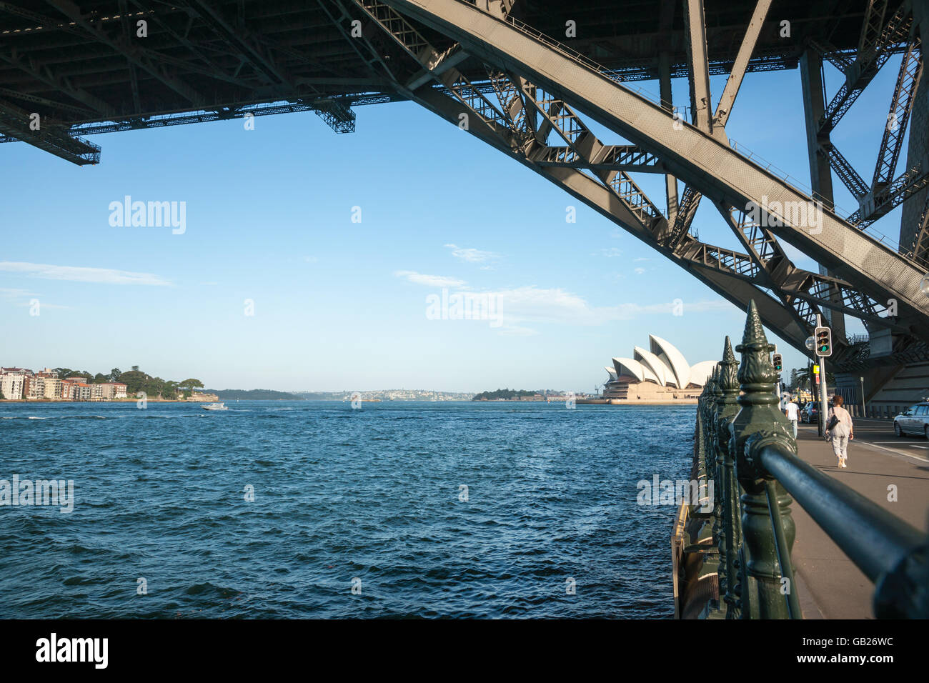 Sydney Opernhaus entlang Hafen Rand zwei Passanten unter Silhouette ...