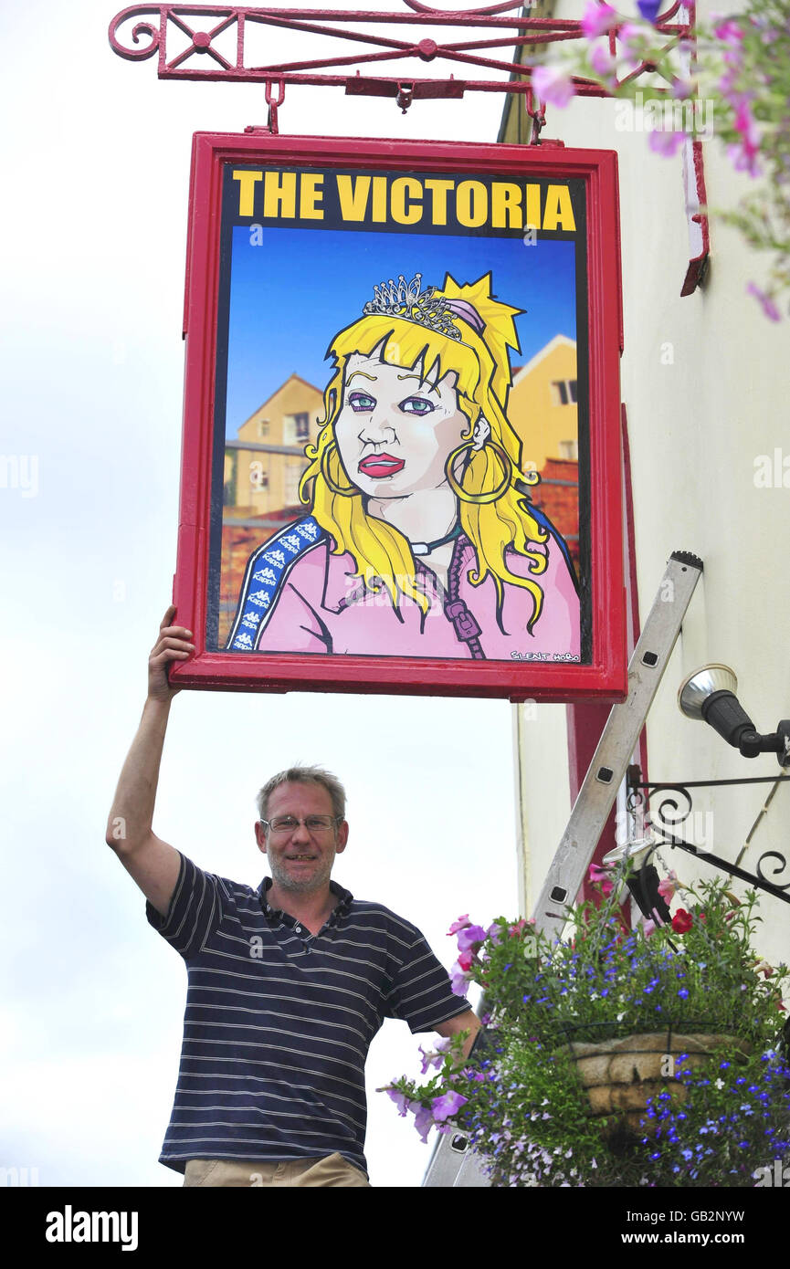 Pub-Besitzer Peter Gower-Crane steht vor seinem Pub The Victoria in St ...