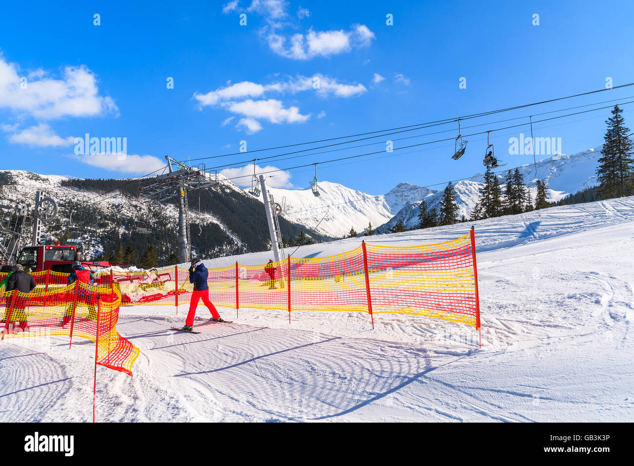 ROHACE SKI RESORT, Slowakei - 7. März 2015: Skifahrer am Lift in der ...