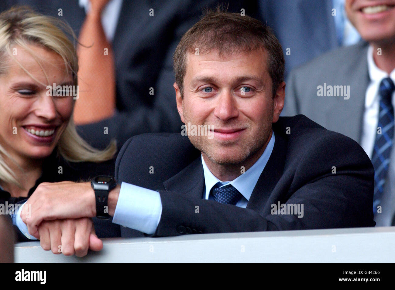 Chelsea Besitzer Roman Abramovich ist alle lächelt, wie er zuschaut ...
