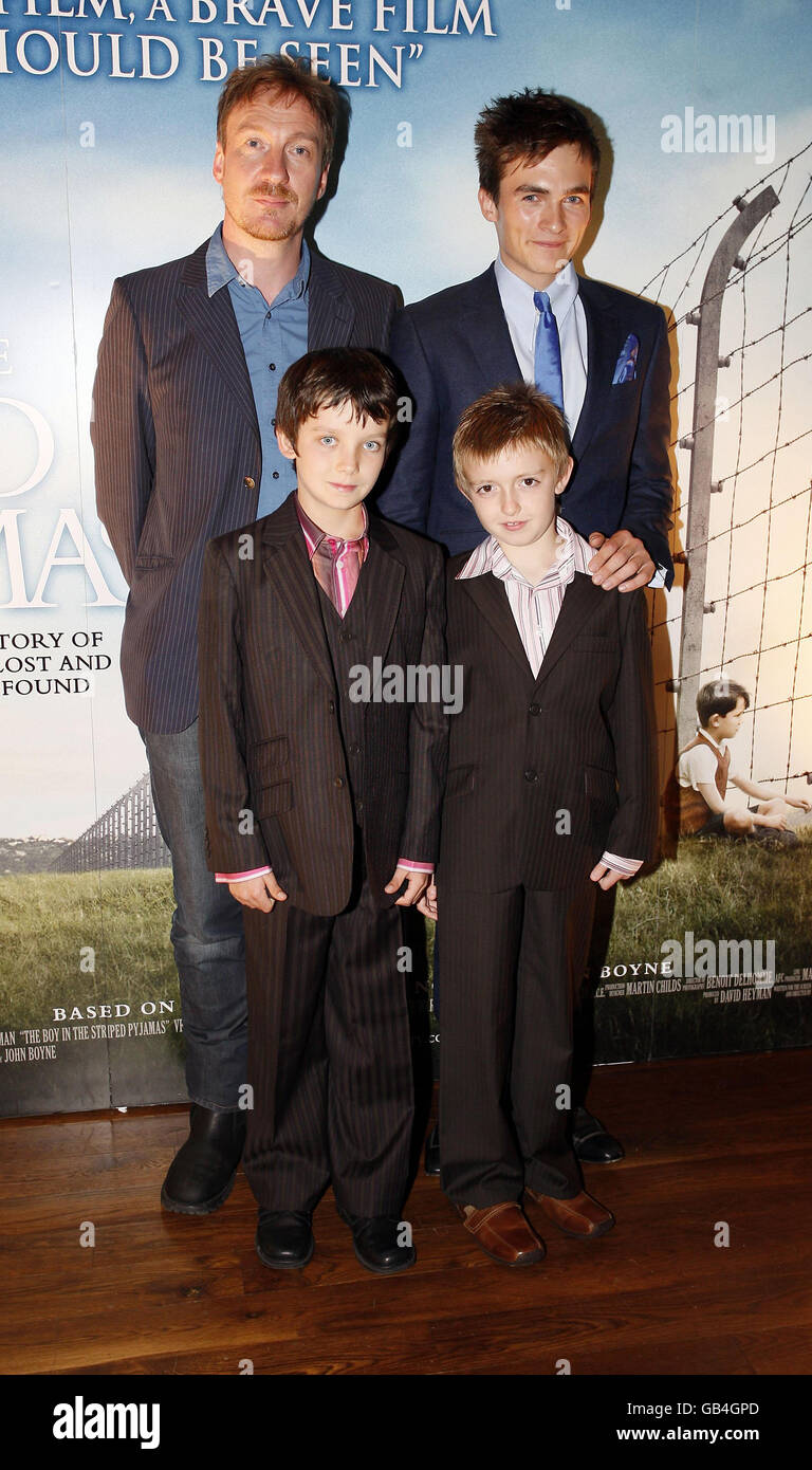 (Im Uhrzeigersinn von links) David Thewlis, Rupert Friend, Jack Scanlon ...