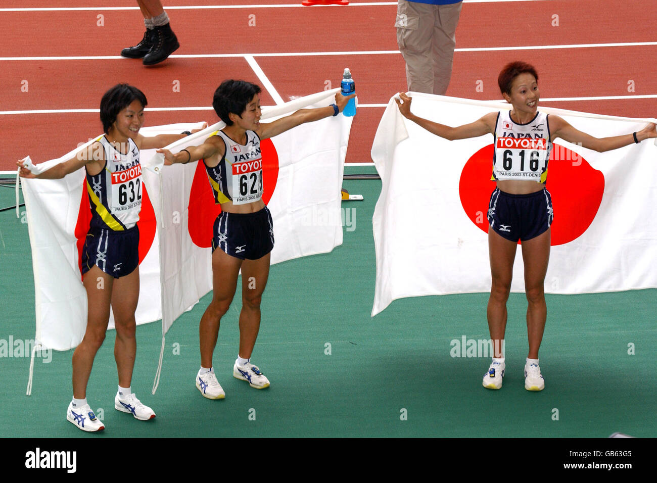 L-R: Japans Silbermedaillengewinnerin Mizuki Noguchi (629) feiert mit ...