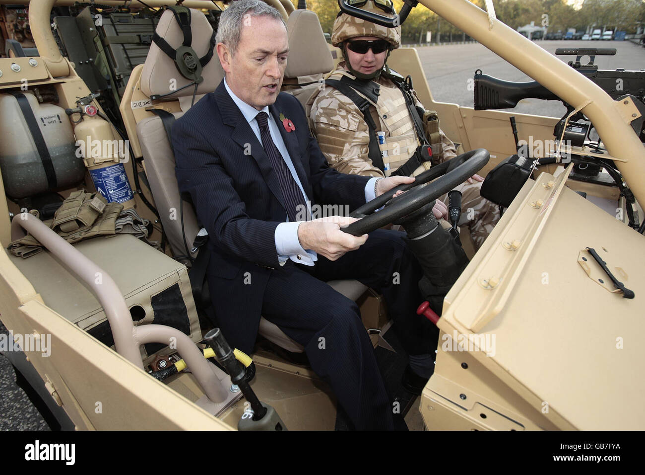 Verteidigungsminister John Hutton wird in Wellington Barracks, London ...