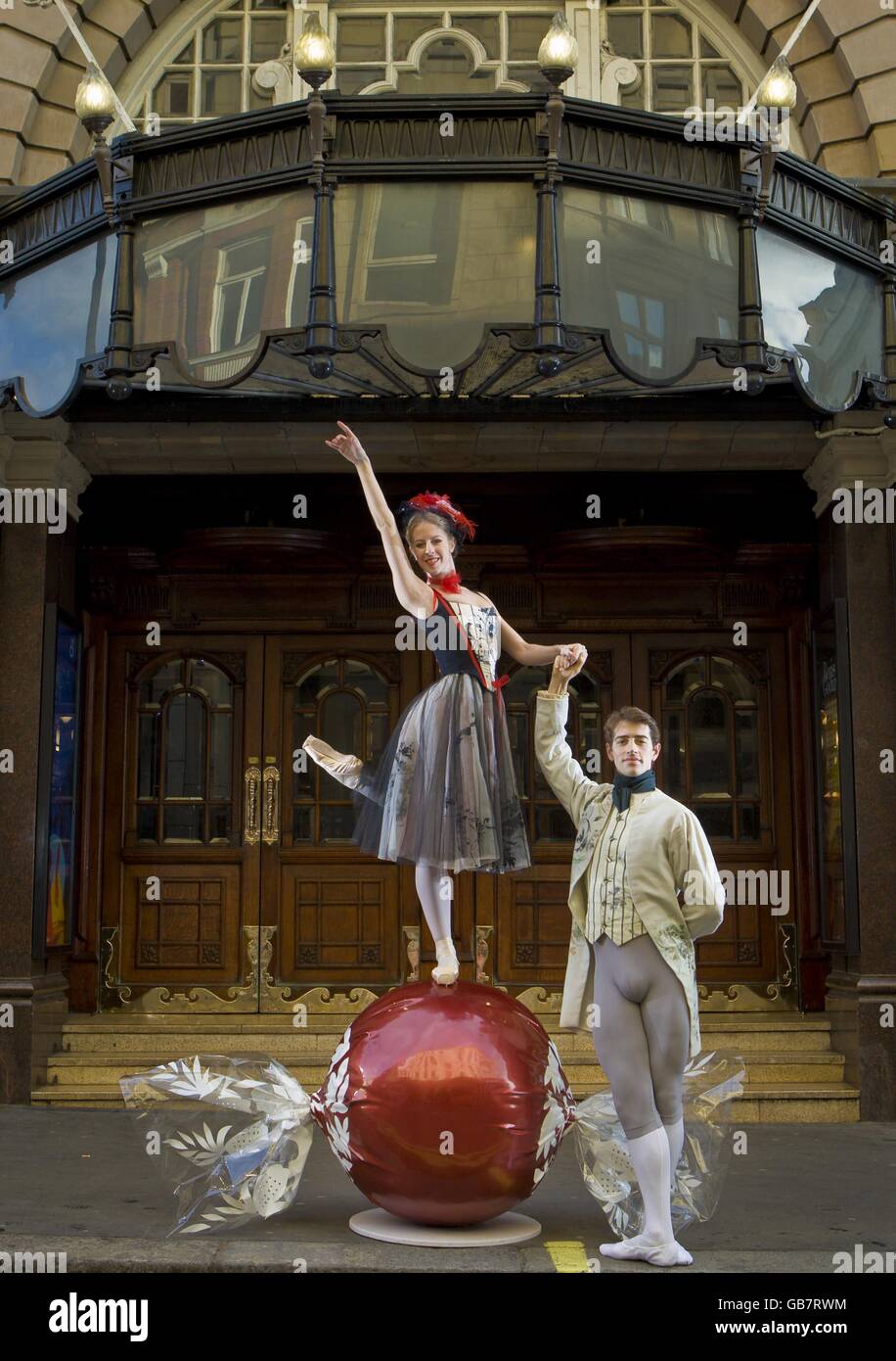 Tänzer des English National Ballet posieren mit einem riesigen Modell ...