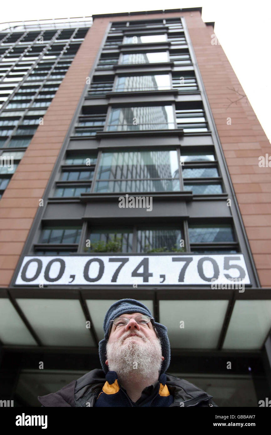 Neil Henderson aus Nordwales betrachtet „Death Counter“, ein großes ...