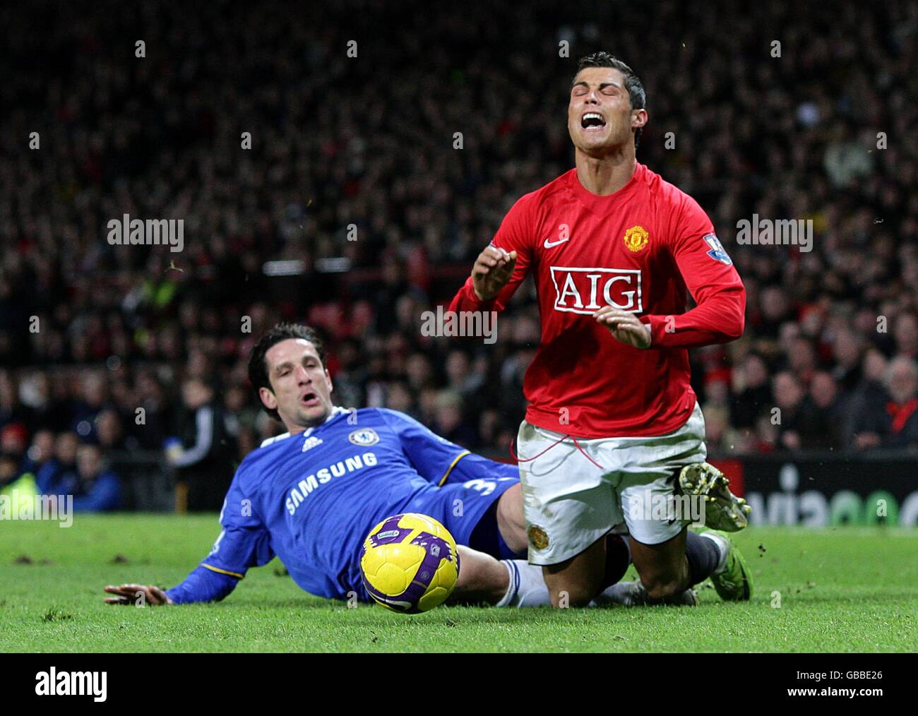 Juliano Belletti von Chelsea ist der Fouler von Cristiano Ronaldo von ...