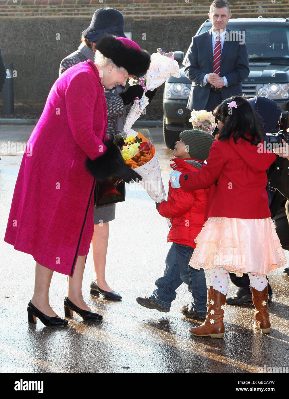 Königin Elizabeth II trifft Kinder, als sie zu einer Tour durch das ...
