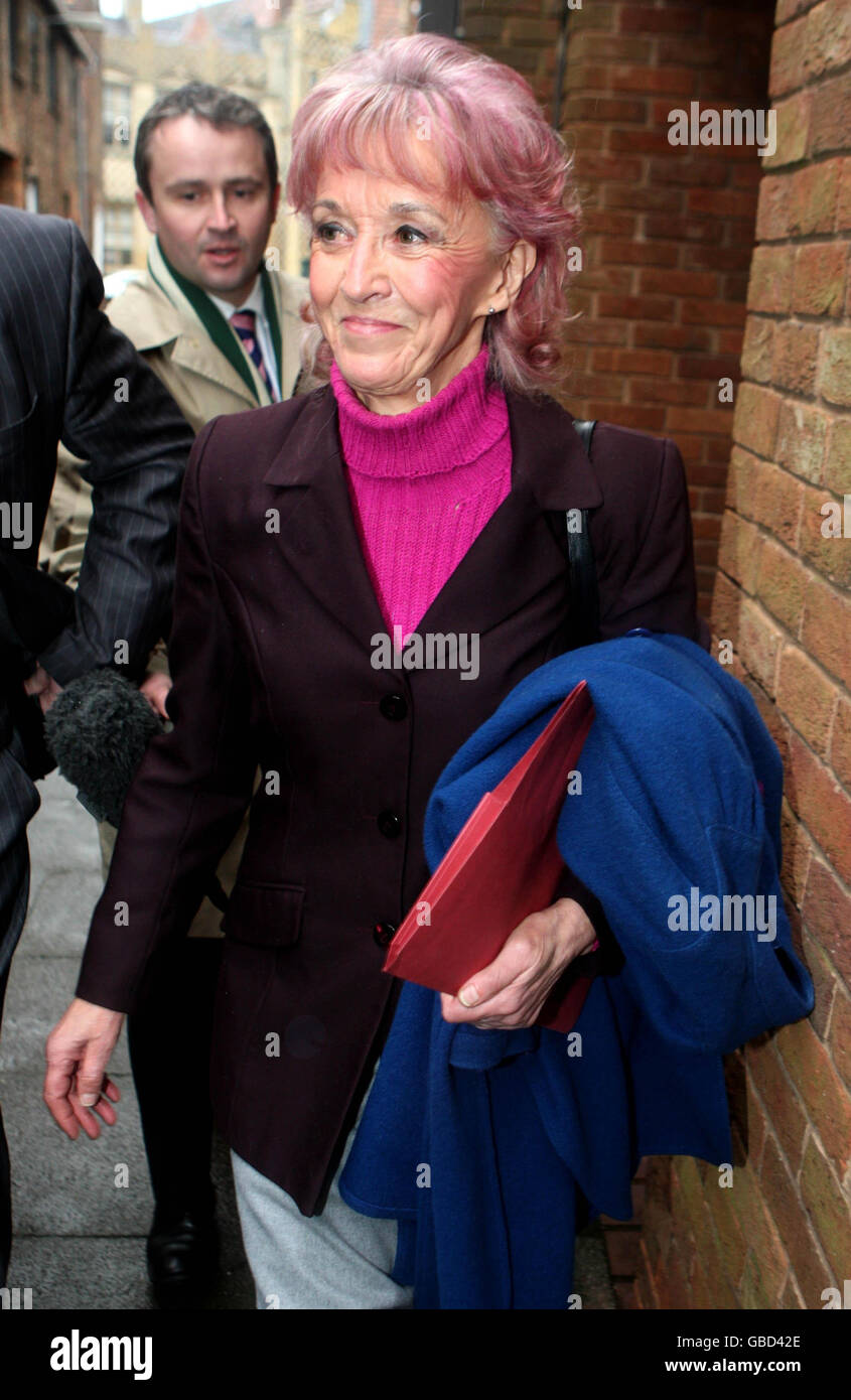 Schauspieler martin shaw kommt an kings lynn magistrates court -Fotos ...