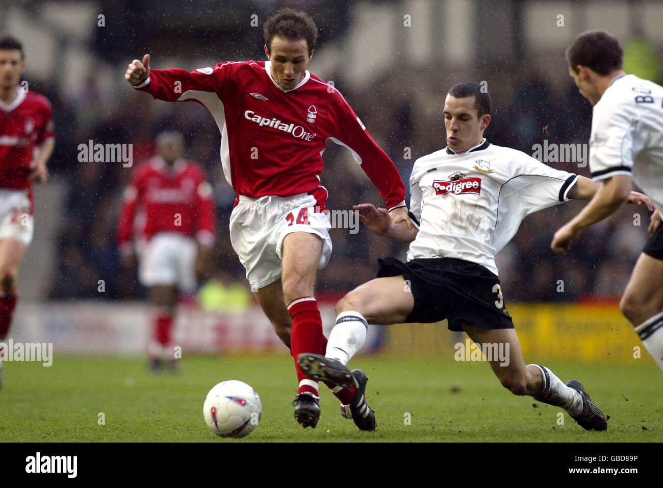 Derby countys jamie vincent packt nottingham forests an eoin jess ...