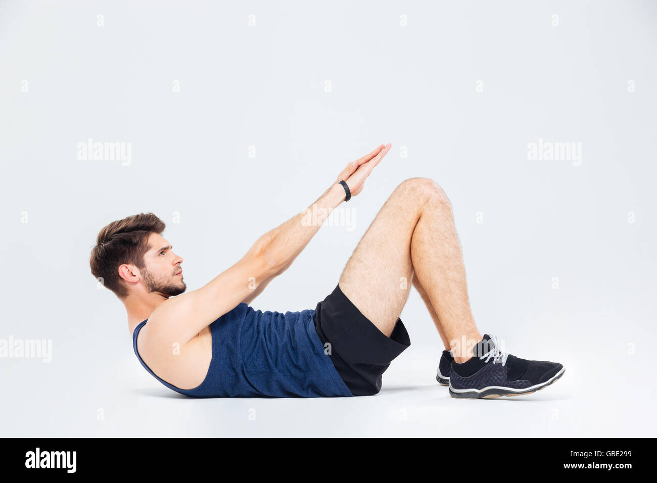 Konzentrierte sich junge Sportler trainieren und dabei Bauch-Crunches ...