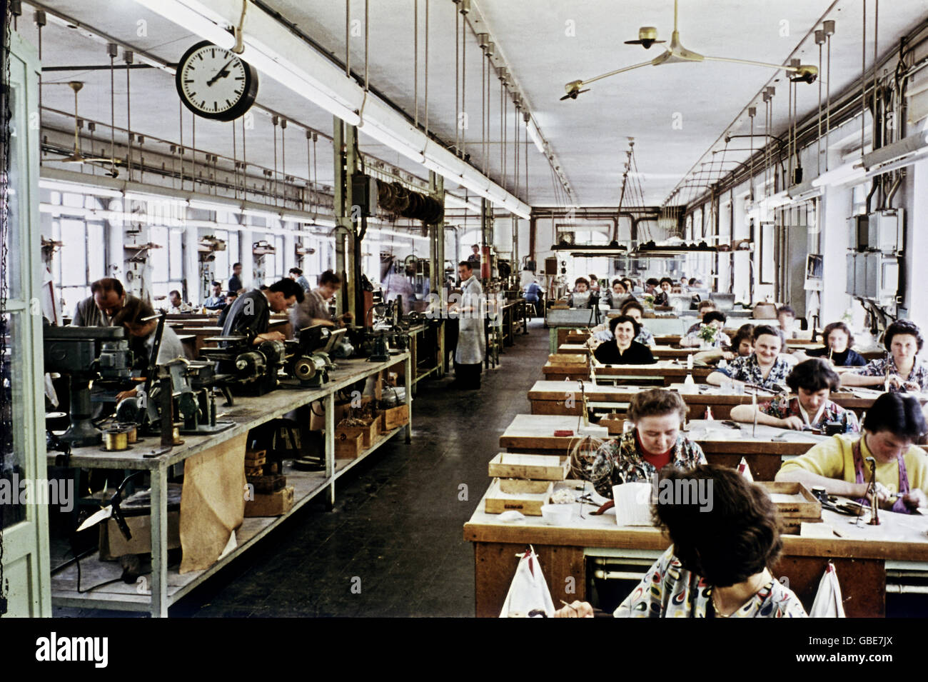 1950s historical female factory workers -Fotos und -Bildmaterial in ...