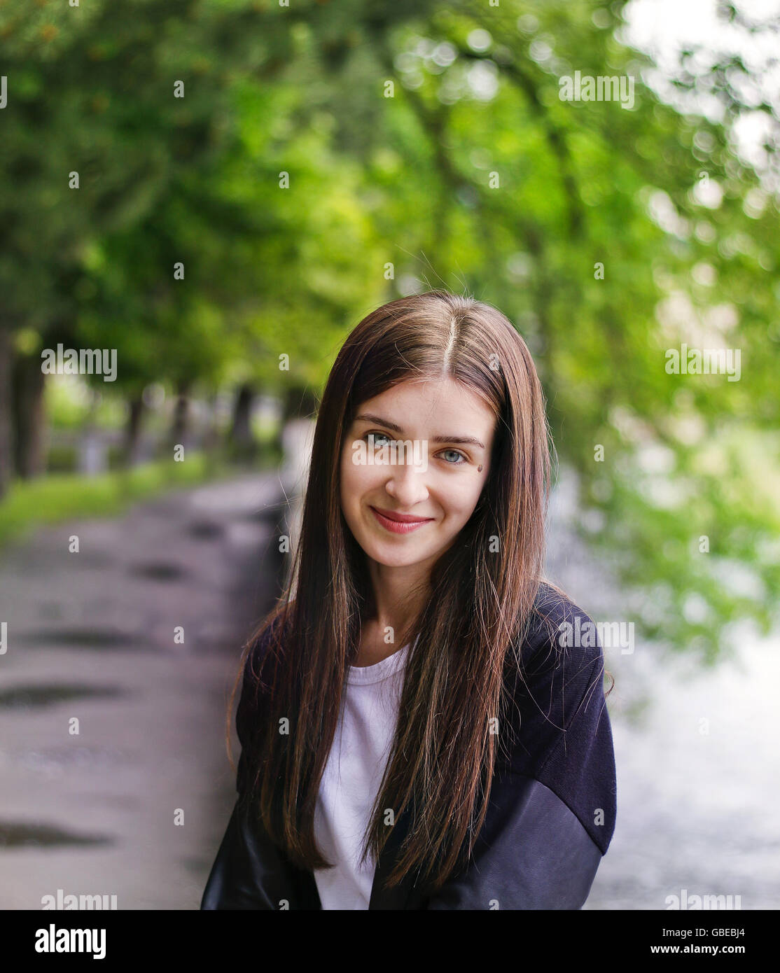 Cute brown haired young girl -Fotos und -Bildmaterial in hoher ...