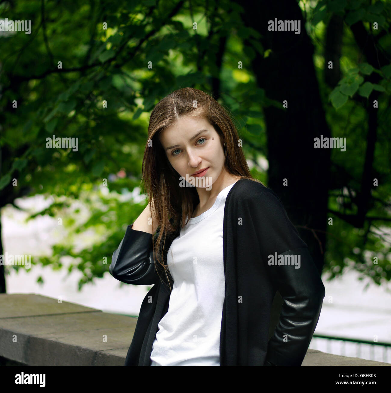 Cute brown haired young girl -Fotos und -Bildmaterial in hoher ...