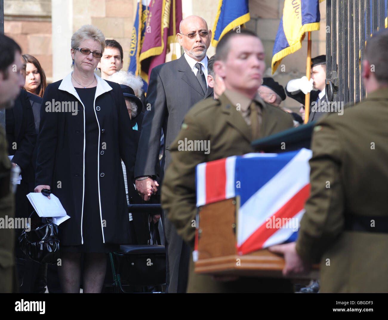 Mervyn und Janet Gunn sehen an, als der Sarg ihres Sohnes Rifleman ...