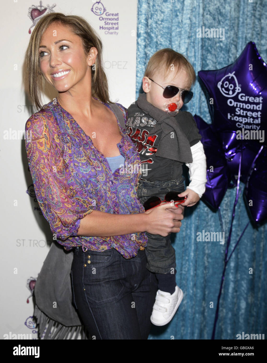 Jenny Frost und ihr Sohn Casper kommen zur Mummy Rocks Kinderparty, um ...