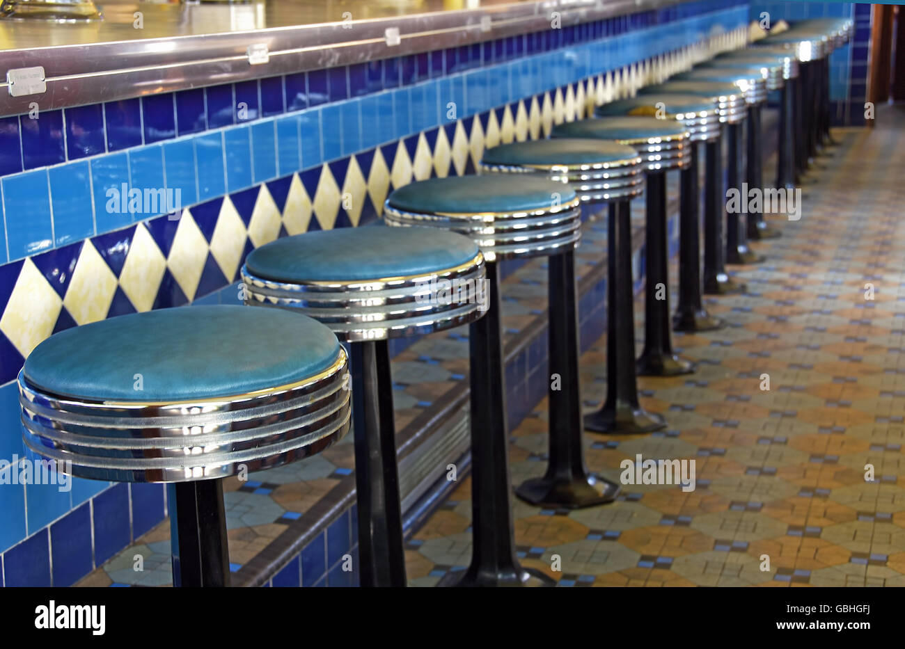 Blaue hocker -Fotos und -Bildmaterial in hoher Auflösung – Alamy