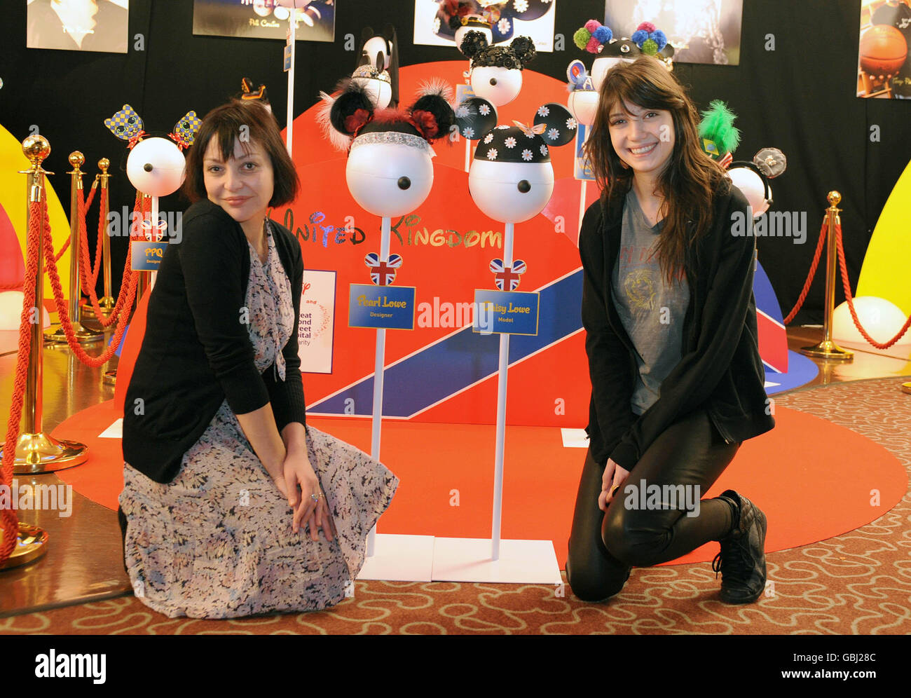 Pearl Lowe (links) und Daisy Lowe mit den Mickey Mouse Ohren entwerfen ...