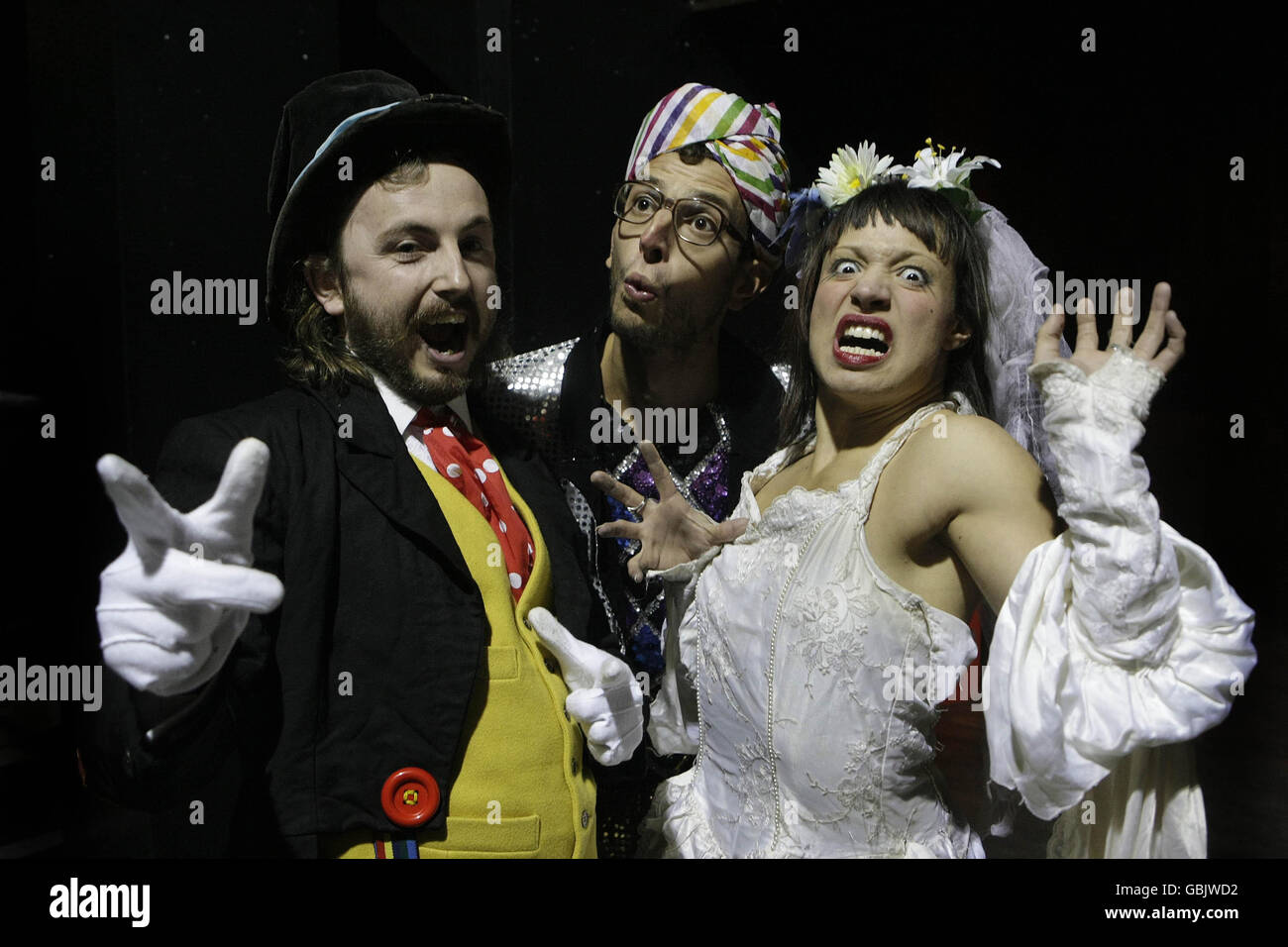 (Links - Rechts) die Künstler Matt The hat Bobby Lost und Christine ...