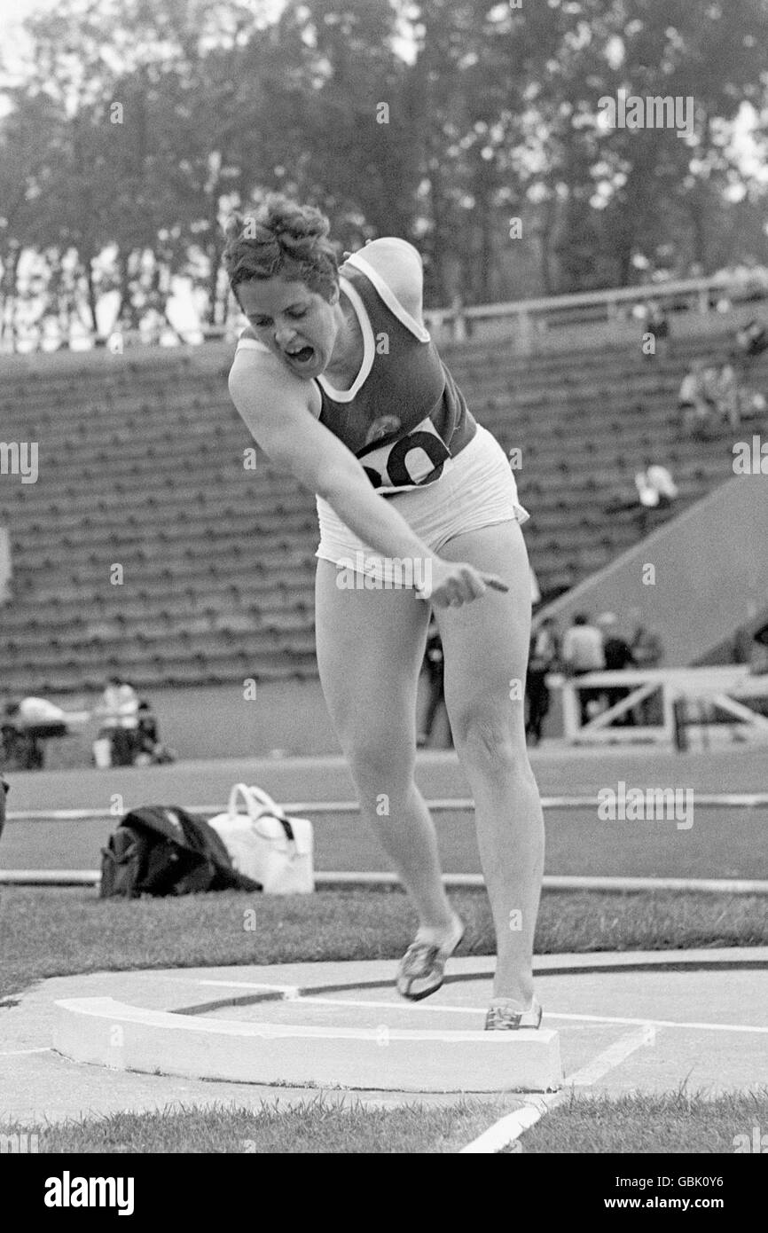 Ostdeutschland margitta gummel in aktion im kugelstoßen -Fotos und ...