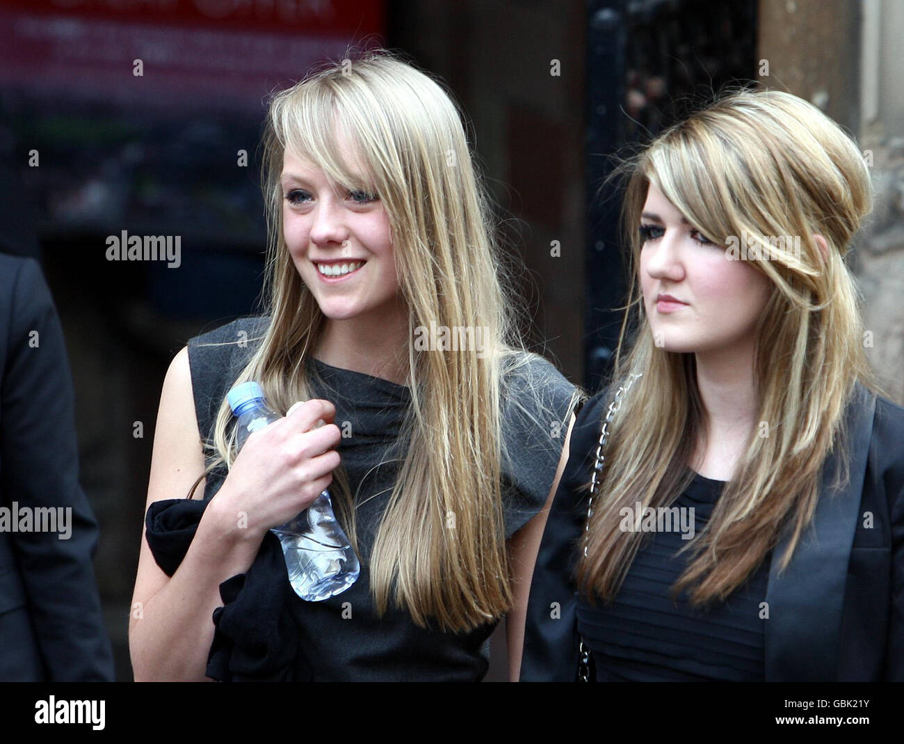 Die Freundin Katherine Botham (links) und Schwester Laura Menzies von ...