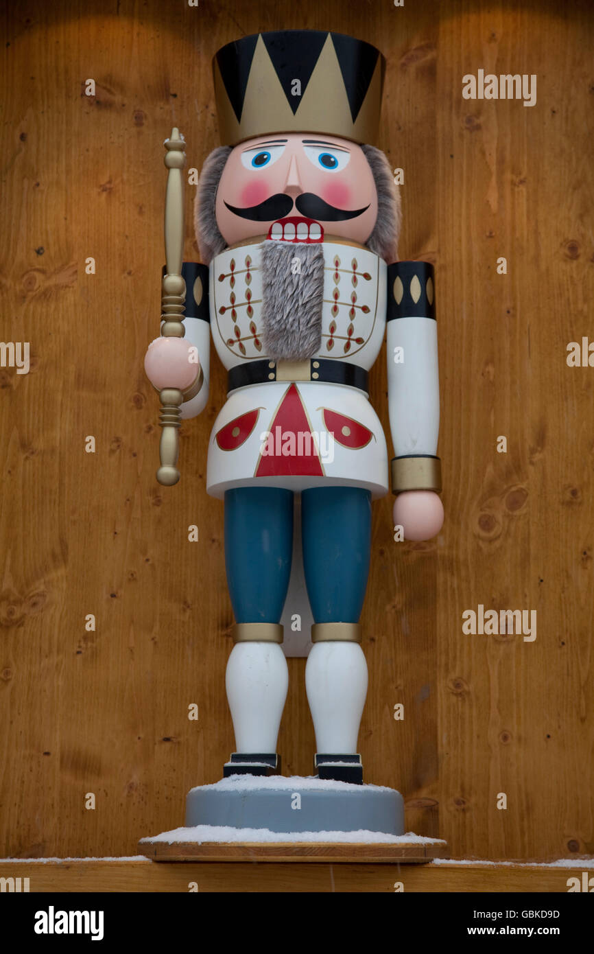Nussknacker Figur hergestellt im Erzgebirge, "Striezelmarkt ...