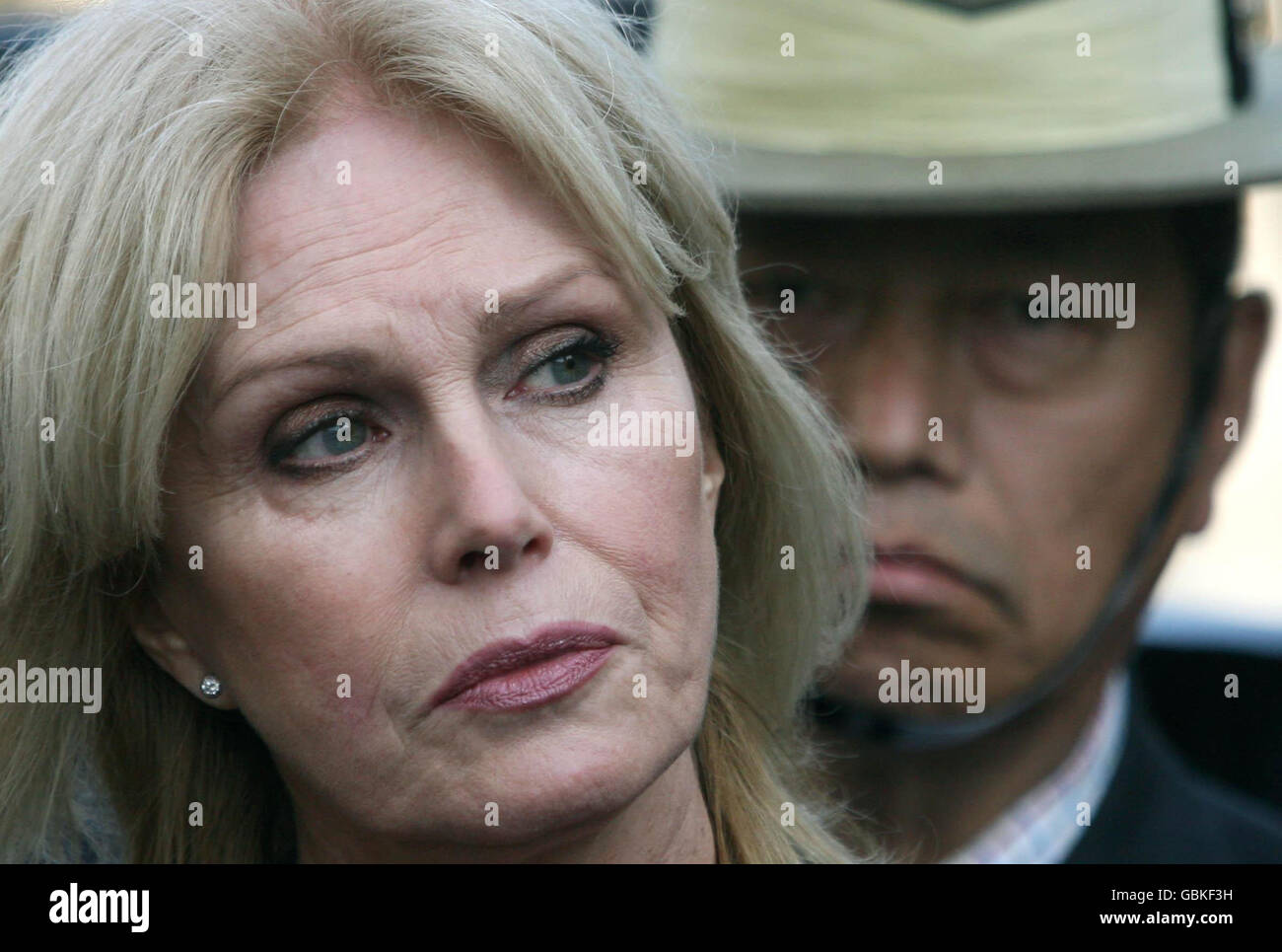 Die Schauspielerin Joanna Lumley und ein Gurkha vor den Houses of ...