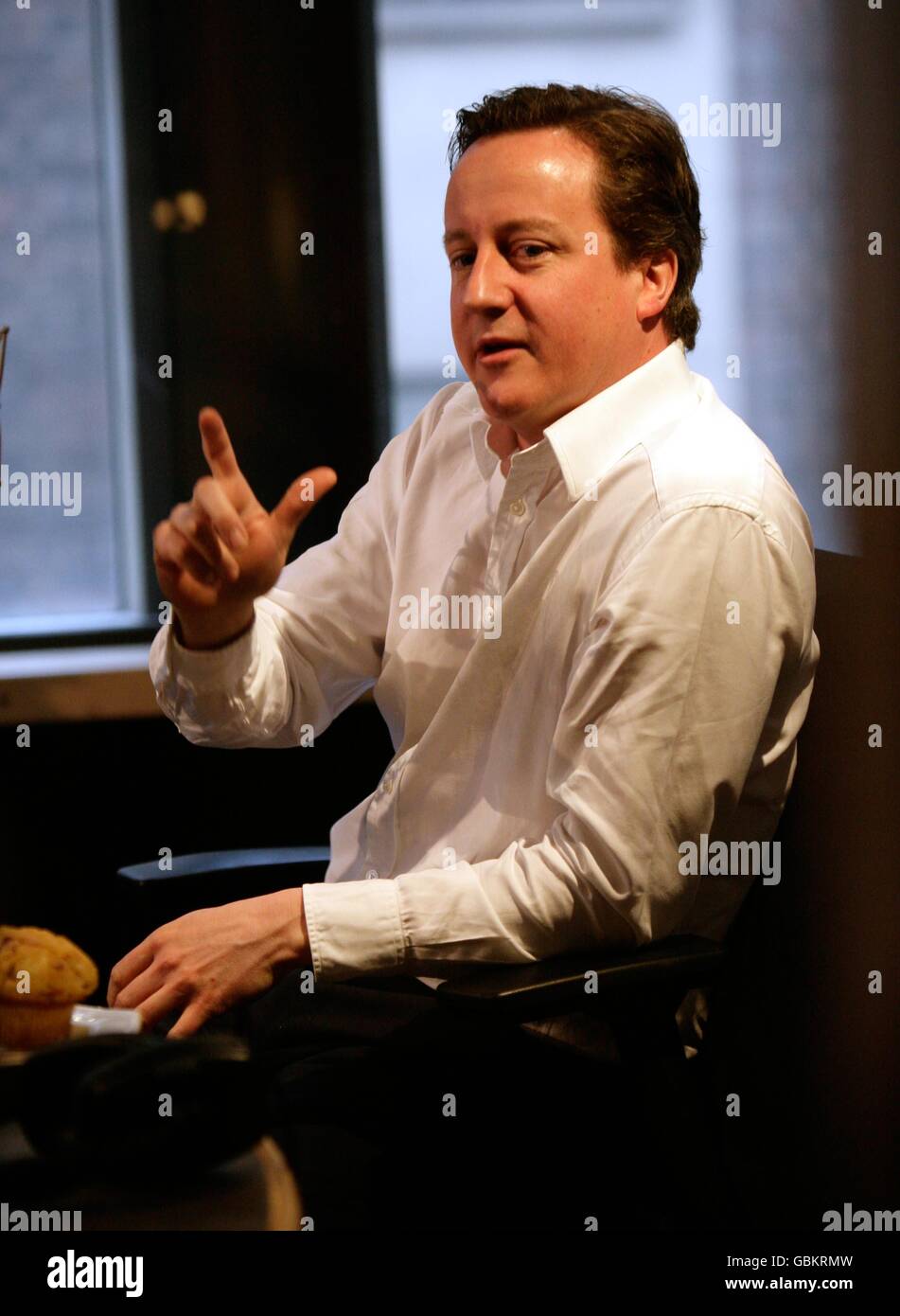 David Cameron Besucht Das Absolute Radio Stockfotos und -bilder Kaufen ...