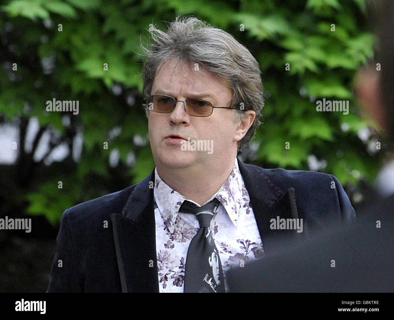 Paul Merton kommt in der St. Bride's Church in der Fleet Street, London ...