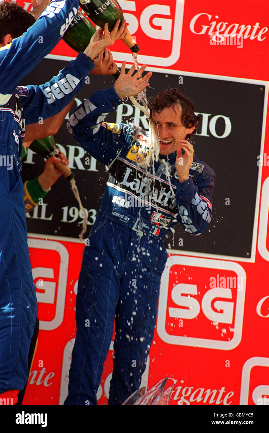 Williams fahrer alain prost feiert den gewinn der fahrermeisterschaft ...