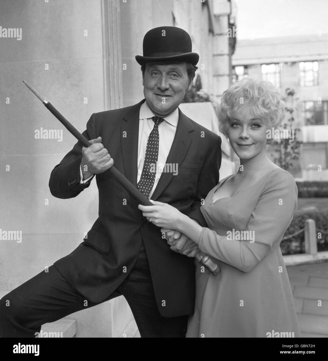 Patrick macnee as john steed -Fotos und -Bildmaterial in hoher ...