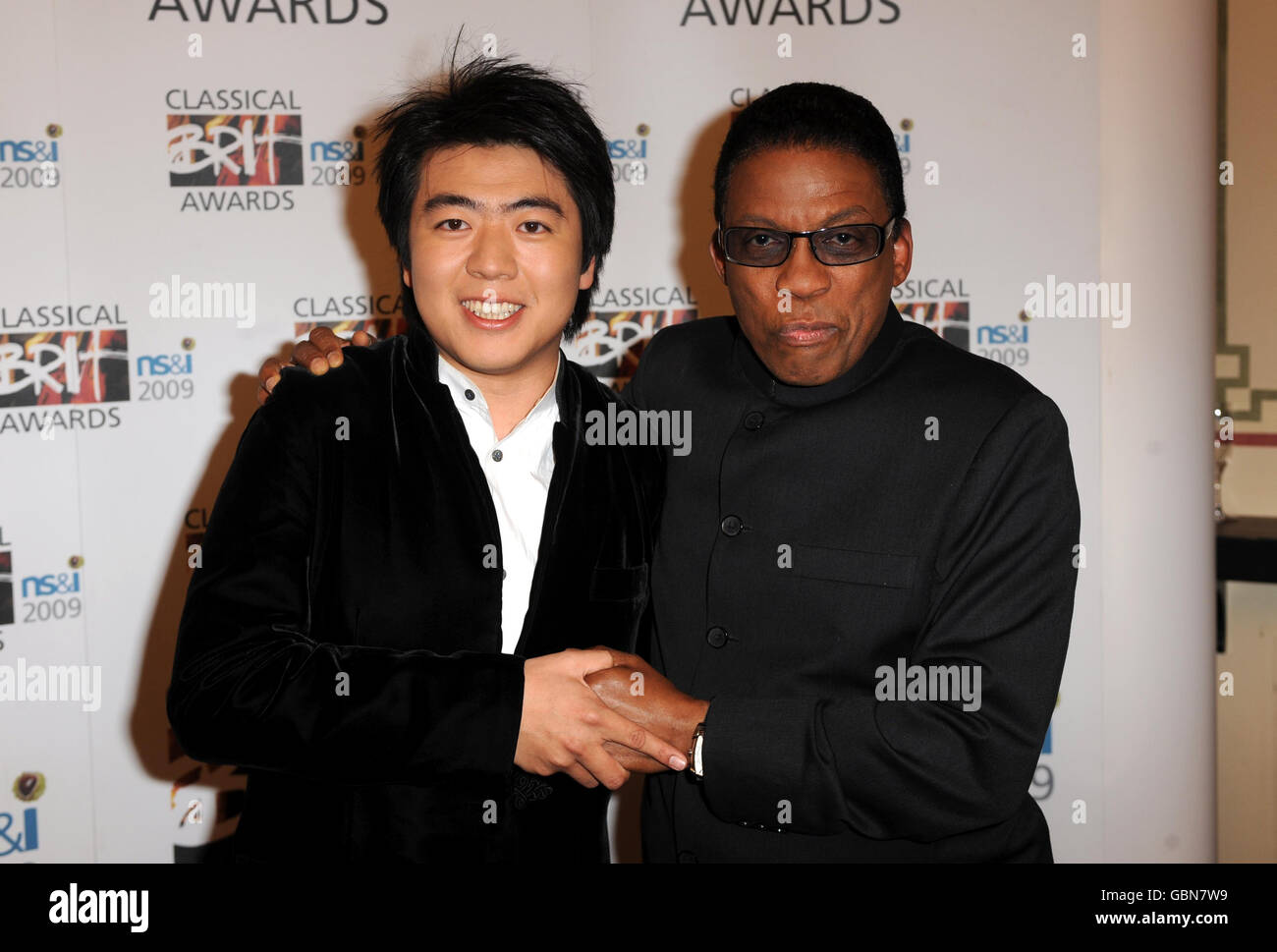 Lang lang (links) und Herbie Hancock bei der Ankunft für die Classical ...