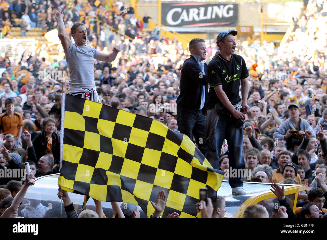 Wolverhampton wanderer fans feiern ihre team promotion -Fotos und ...