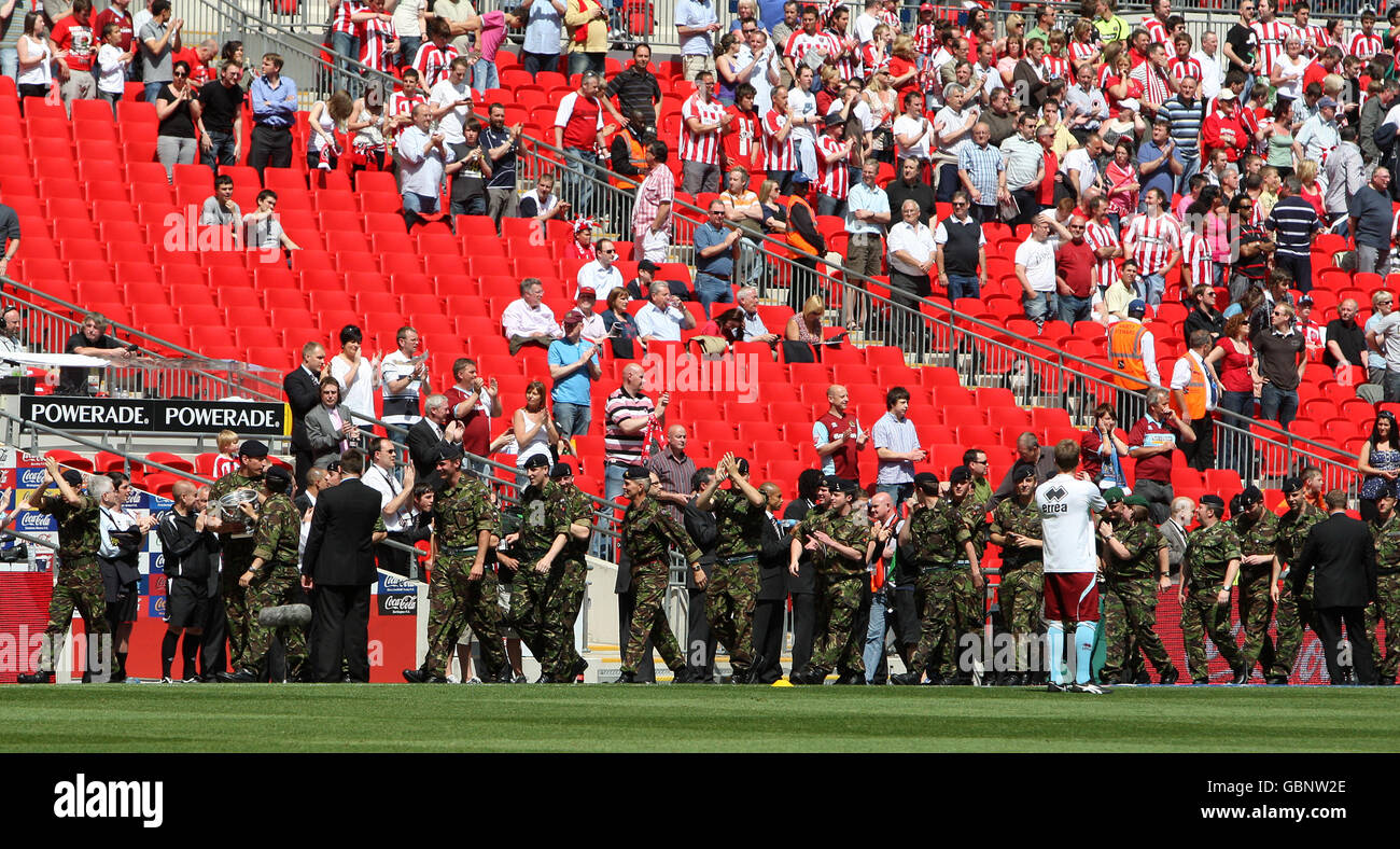 Pitchside im wembley stadion vor dem anpfiff -Fotos und -Bildmaterial ...