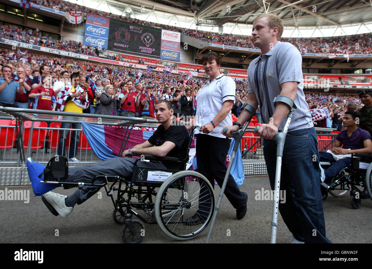 Pitchside im wembley stadion vor dem anpfiff -Fotos und -Bildmaterial ...