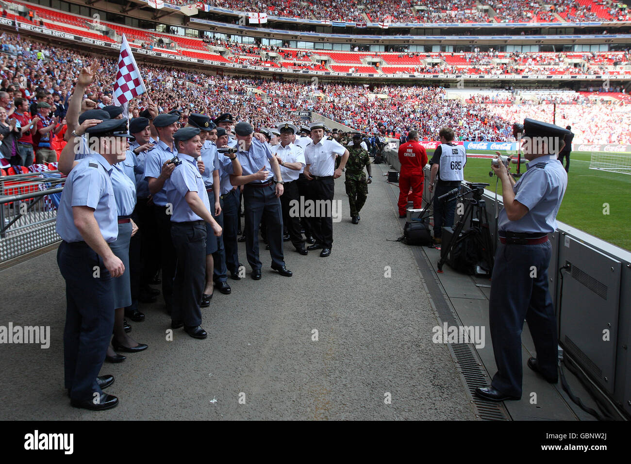 Pitchside im wembley stadion vor dem anpfiff -Fotos und -Bildmaterial ...