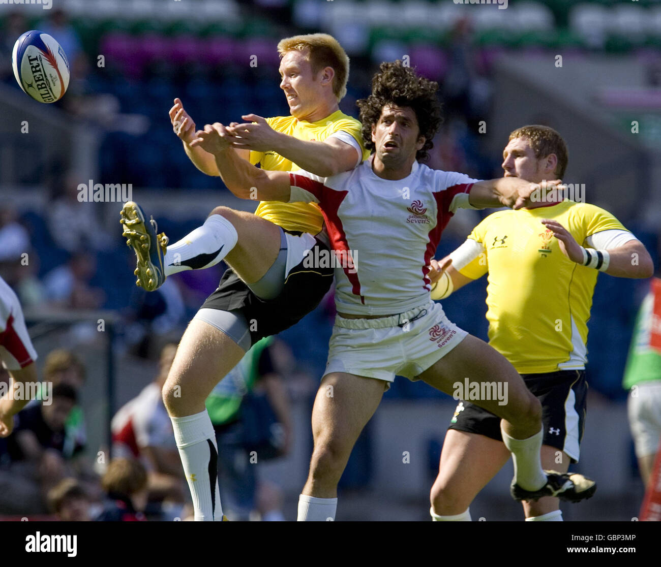 Waliser Jimmy Norris springt für den Ball gegen Georgiens Alexsandre ...